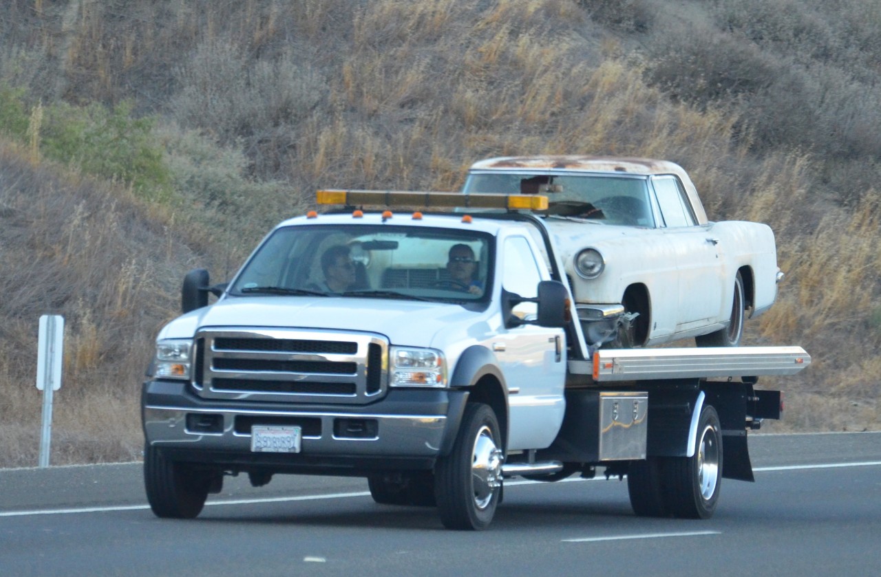 How to Safely Secure and Transport Vehicles Using a Flatbed Tow Truck ...