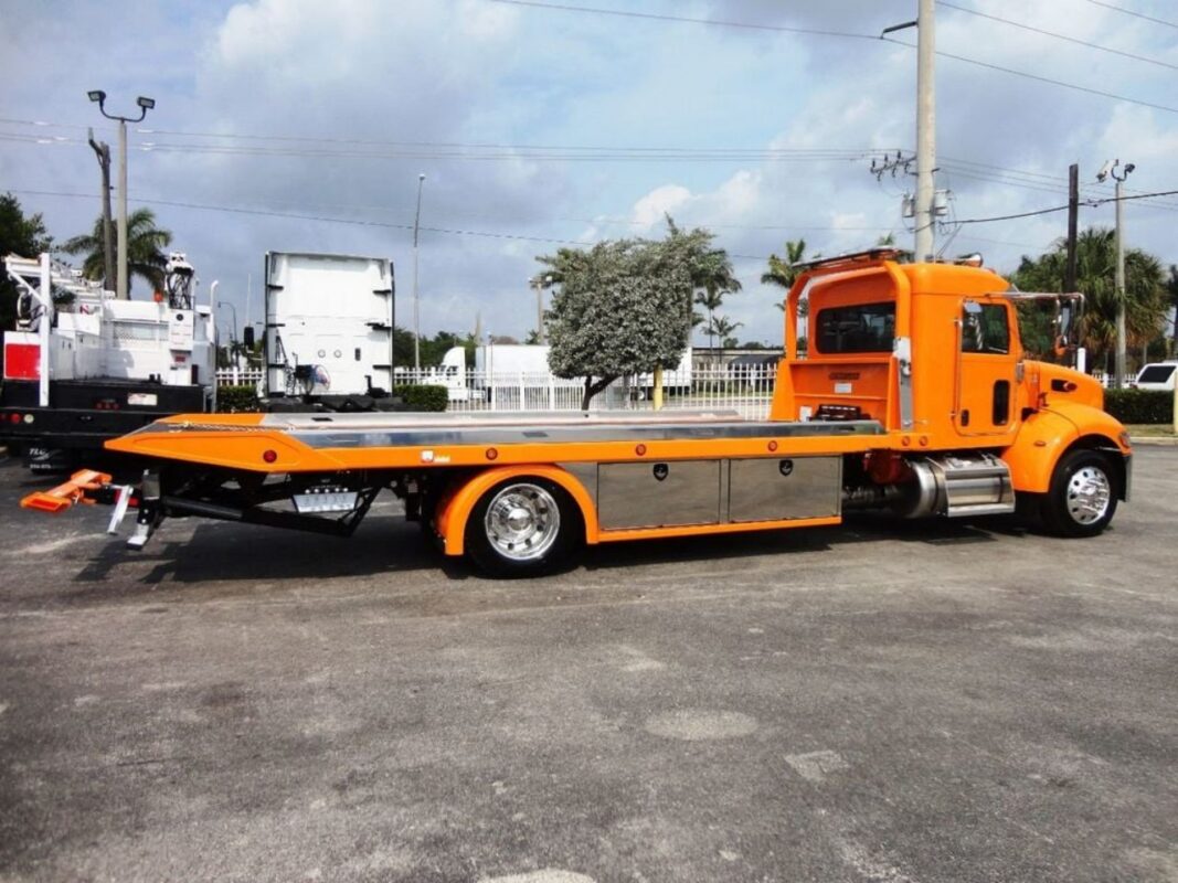 How Does a Rollback Tow Truck Provide Versatile Vehicle Recovery ...