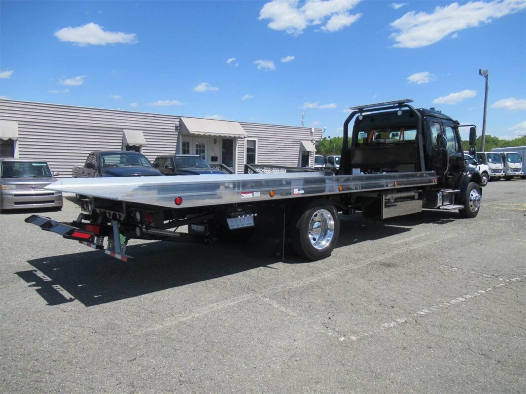 How Does a Rollback Tow Truck Provide Versatile Vehicle Recovery ...