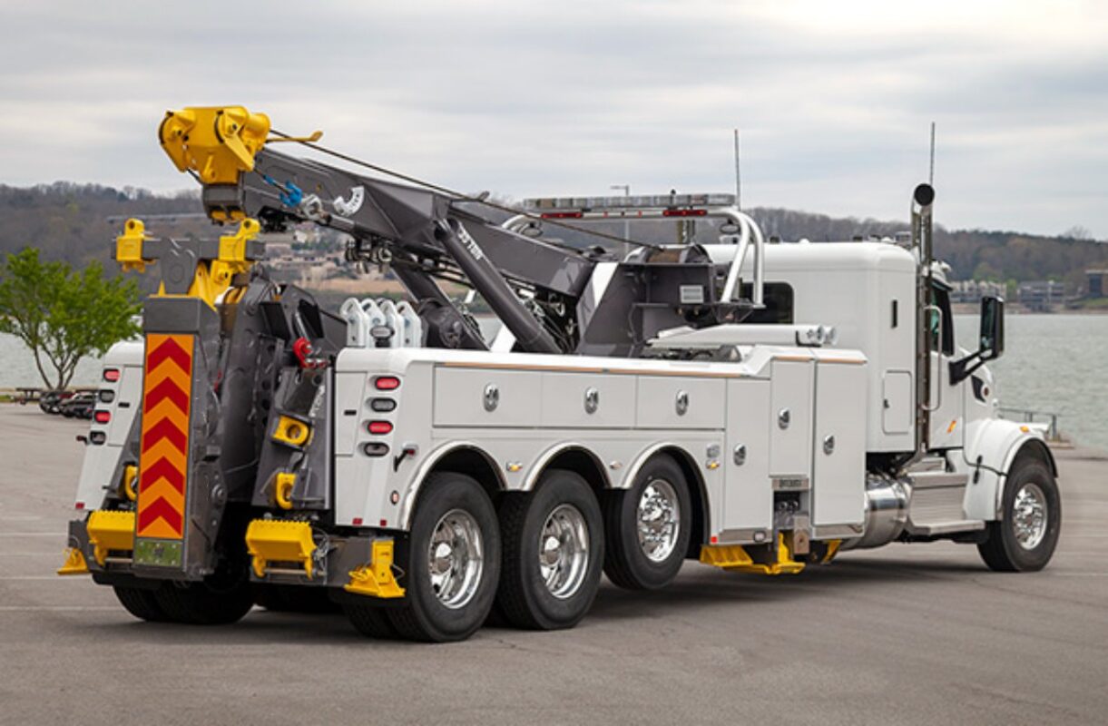 Rotator Tow Trucks: Mastering Complex Vehicle Recoveries Tow Crane
