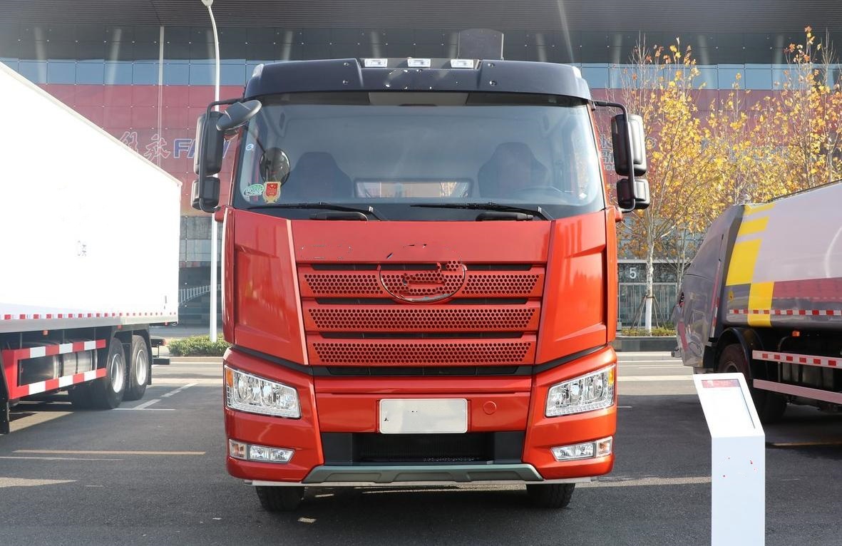 New J6P 360Horsepower 8X4 31Ton Truck With Crane Tow Crane