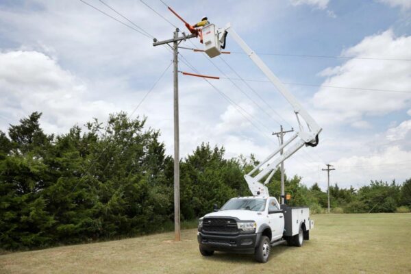 Insulated vs. Non-Insulated Bucket Truck: Why Pay More for a Fiberglass ...